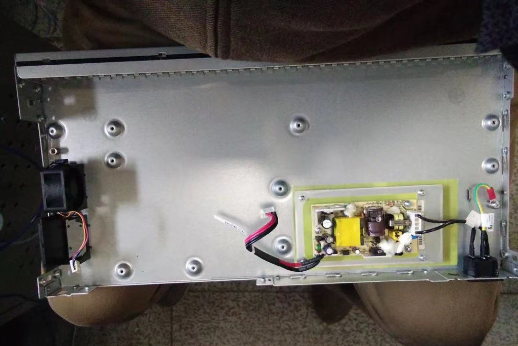 Zerlegen Sie das Switch-Gehäuse, um zu sehen, wie die EMC funktioniert ...